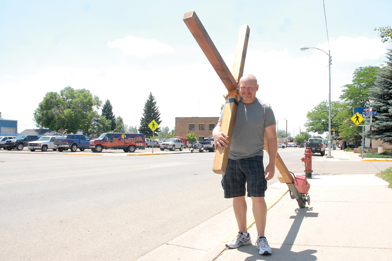 Man carries cross through Craig, across country | CraigDailyPress.com