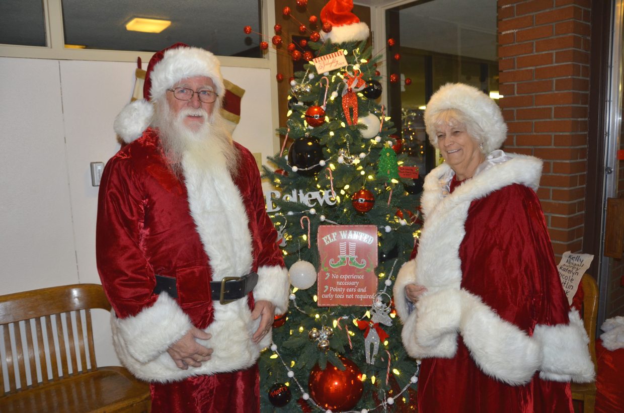 Santa, Mrs. Claus bring generosity to Craig | CraigDailyPress.com