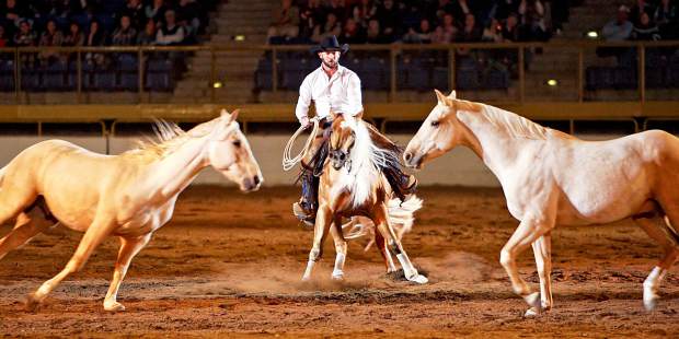 Australian cowboy wows Colorado crowd with dramatic freestyle reining ...