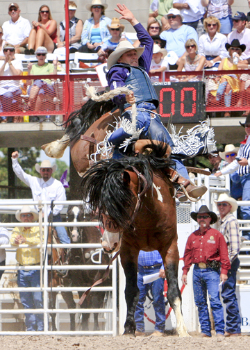 Billy Etbauer finally wins Cheyenne Saddlebronc Title! | TheFencePost.com