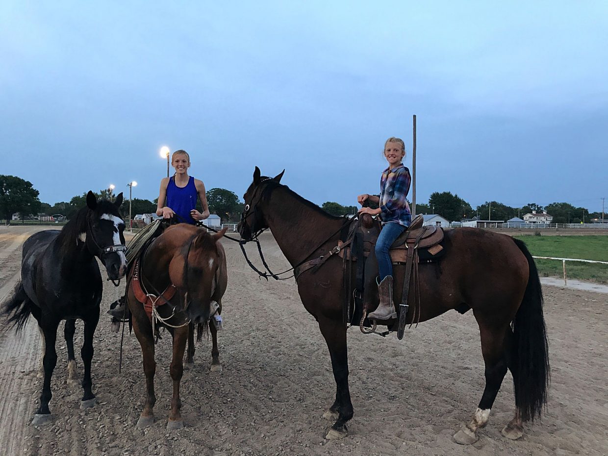 Hastings youth help with horses during rodeo | TheFencePost.com