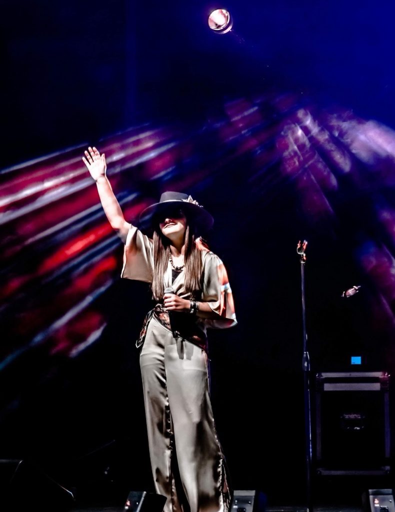 Singing and serving with blind faith | TheFencePost.com