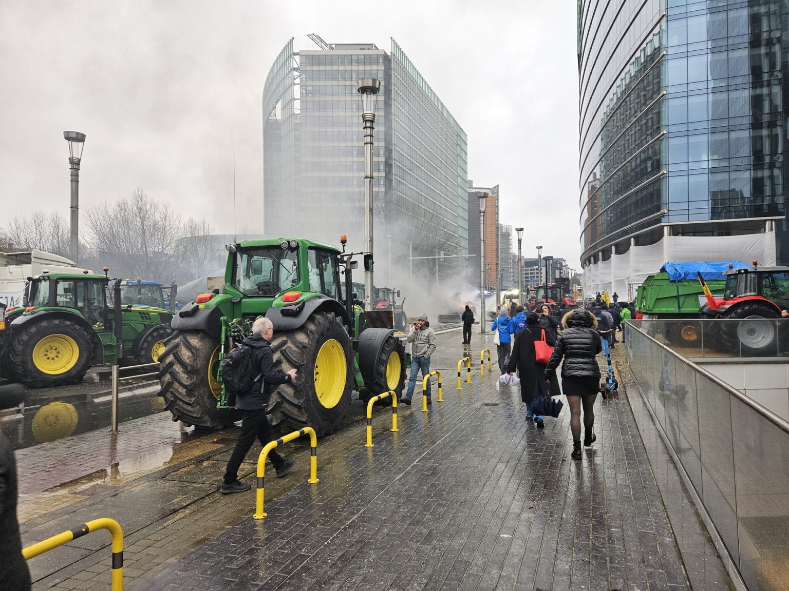 Farmers protests turn violent as action moves to EU Brussels ...