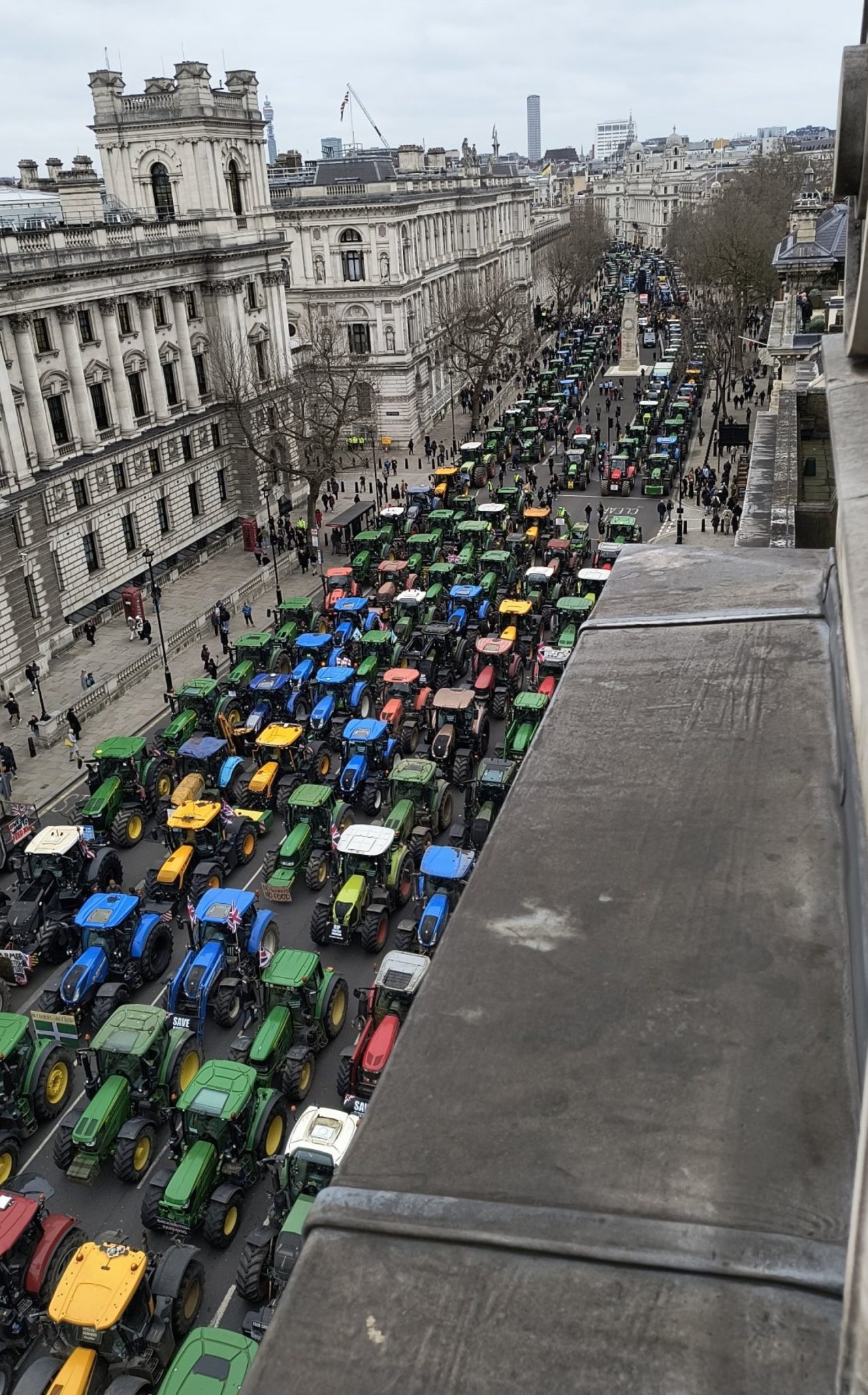 UK farmers cause London gridlock in tractor protest against Labour ...
