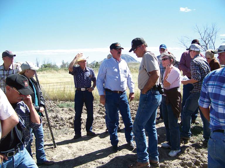 Tour explores feedlot runoff strategies | TSLN.com
