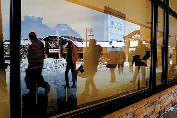 Last-minute shoppers hit the Silverthorne outlets | SummitDaily.com