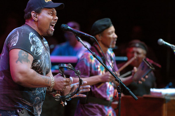 Fans pack Dave Matthews-Neville Brothers concert to aid Katrina victims ...
