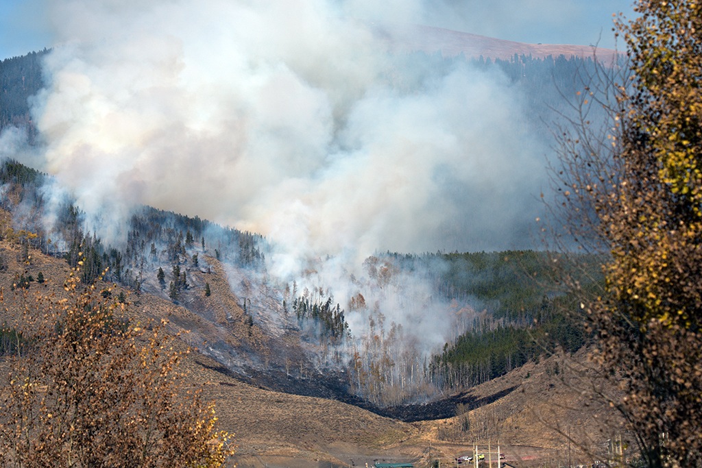 UPDATE: Summit County crews fight Frey Gulch Fire near landfill in ...