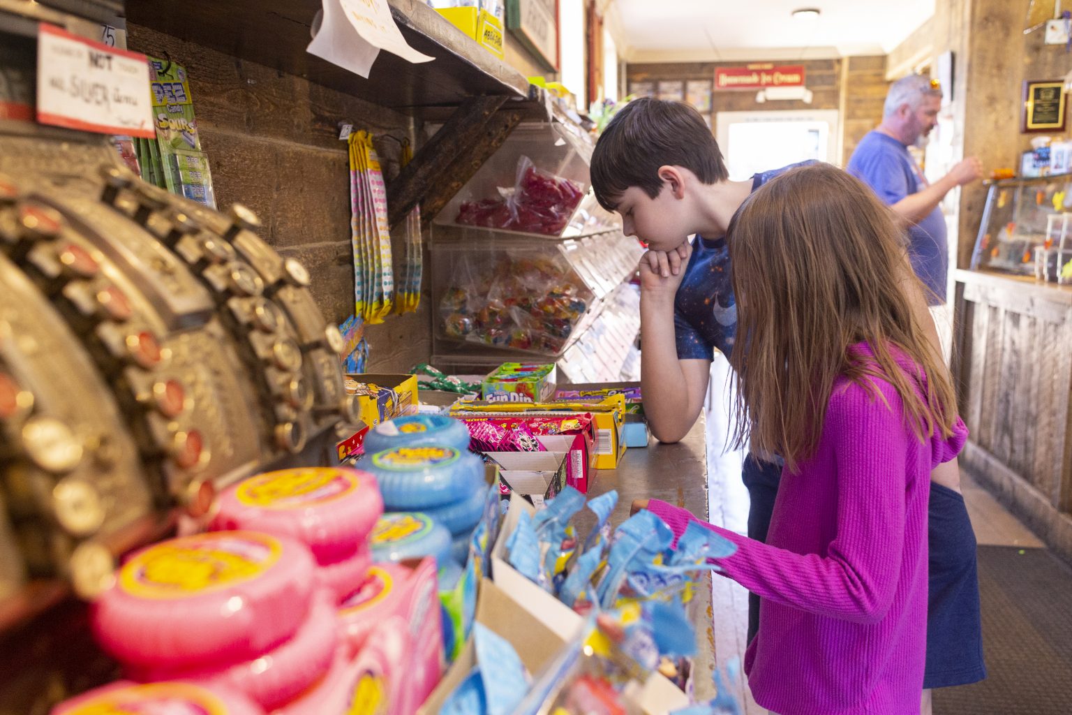 Ear-to-ear smiles, traditions make Foote’s Rest the best candy shop in ...
