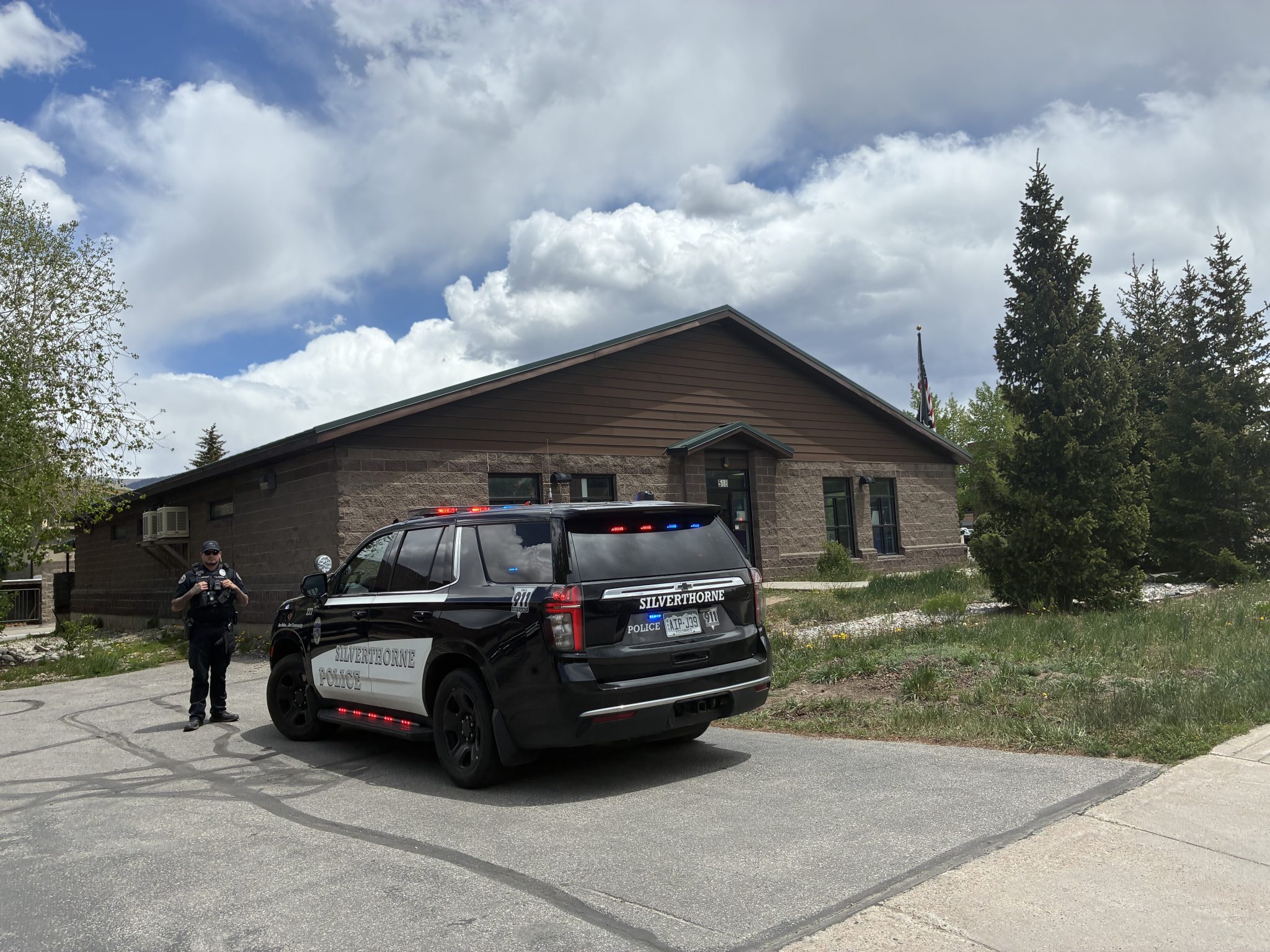Law enforcement, fire department responding to Silverthorne Post Office ...