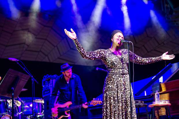 Review: Lyle Lovett, Leslie Odom Jr., Lizz Wright at Jazz Aspen ...