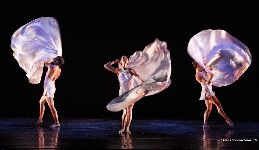 Mesmerizing MOMIX: Illusionist dance company comes to Aspen ...