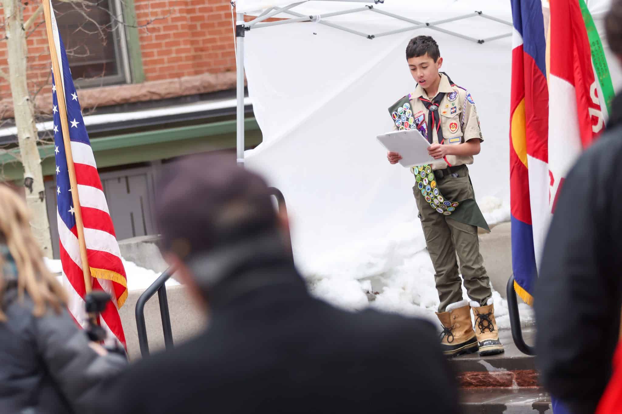 Newly-pinned Eagle Scout unveils veteran memorial plaque in Aspen ...