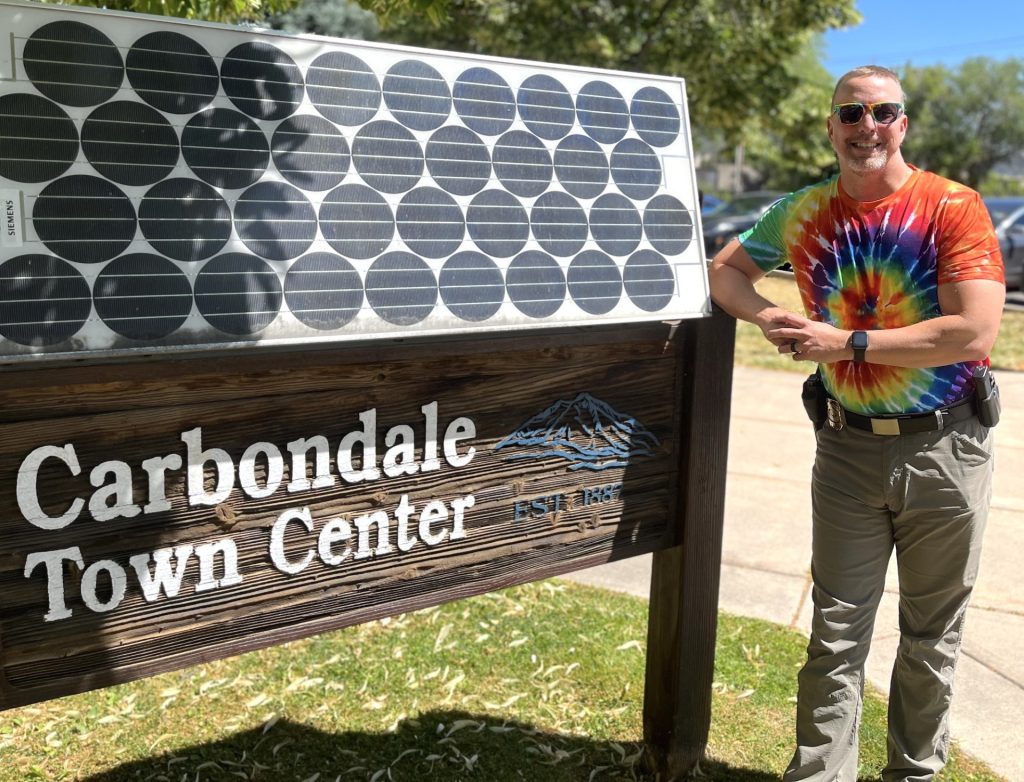 Carbondale Police carry on decades-old tie-dye tradition at Mountain ...