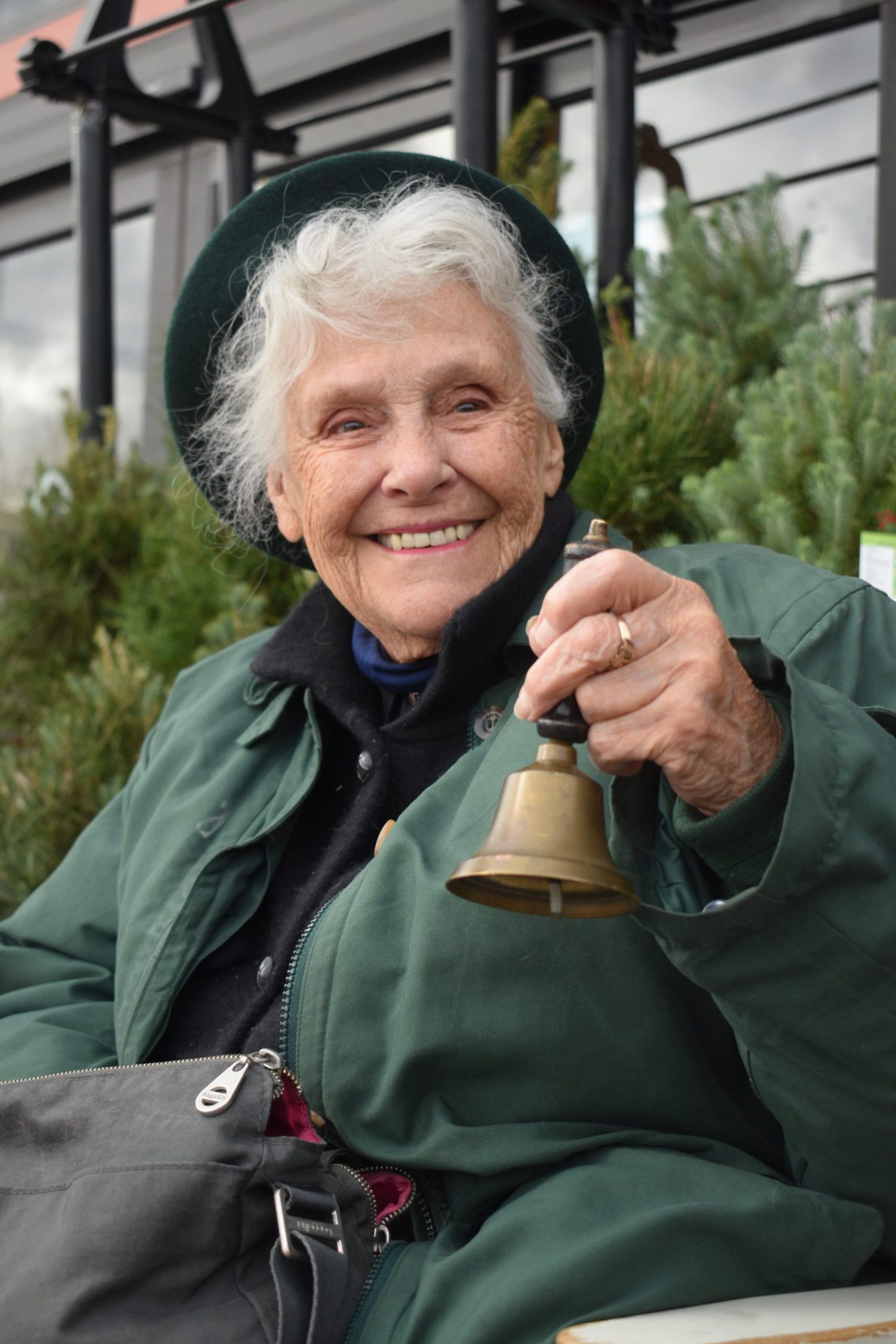 Still lending a helping hand: Midvalley woman continues to ring holiday ...