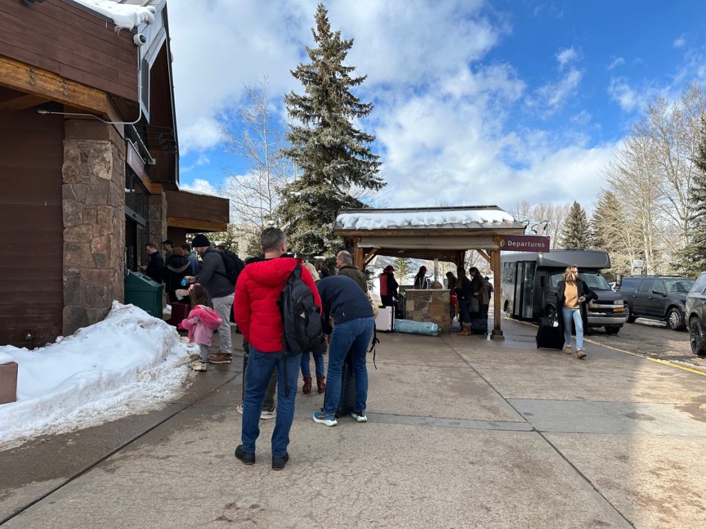 Broken baggage scanner prompts long lines at Aspen airport | AspenTimes.com