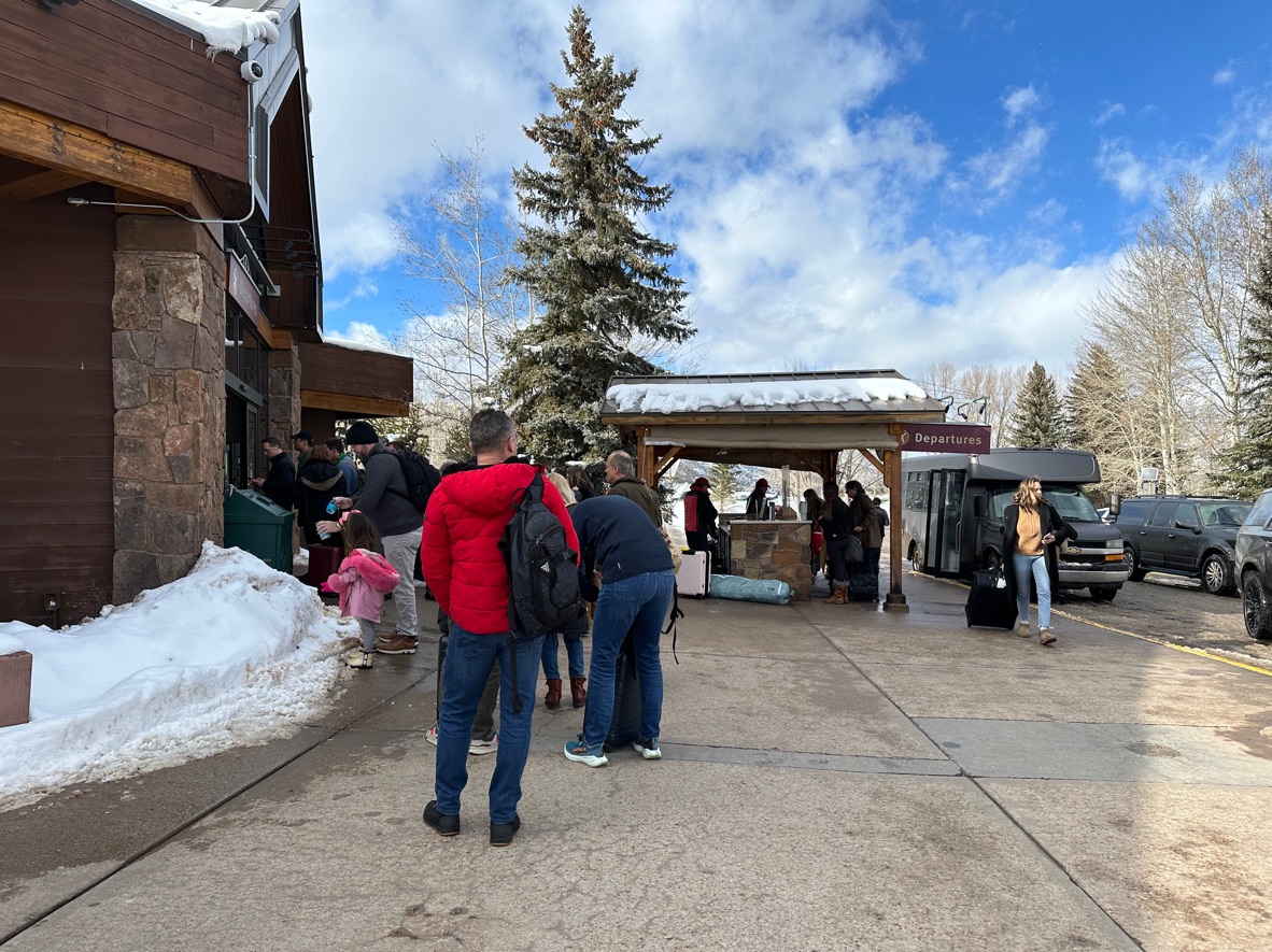Broken baggage scanner prompts long lines at Aspen airport | AspenTimes.com