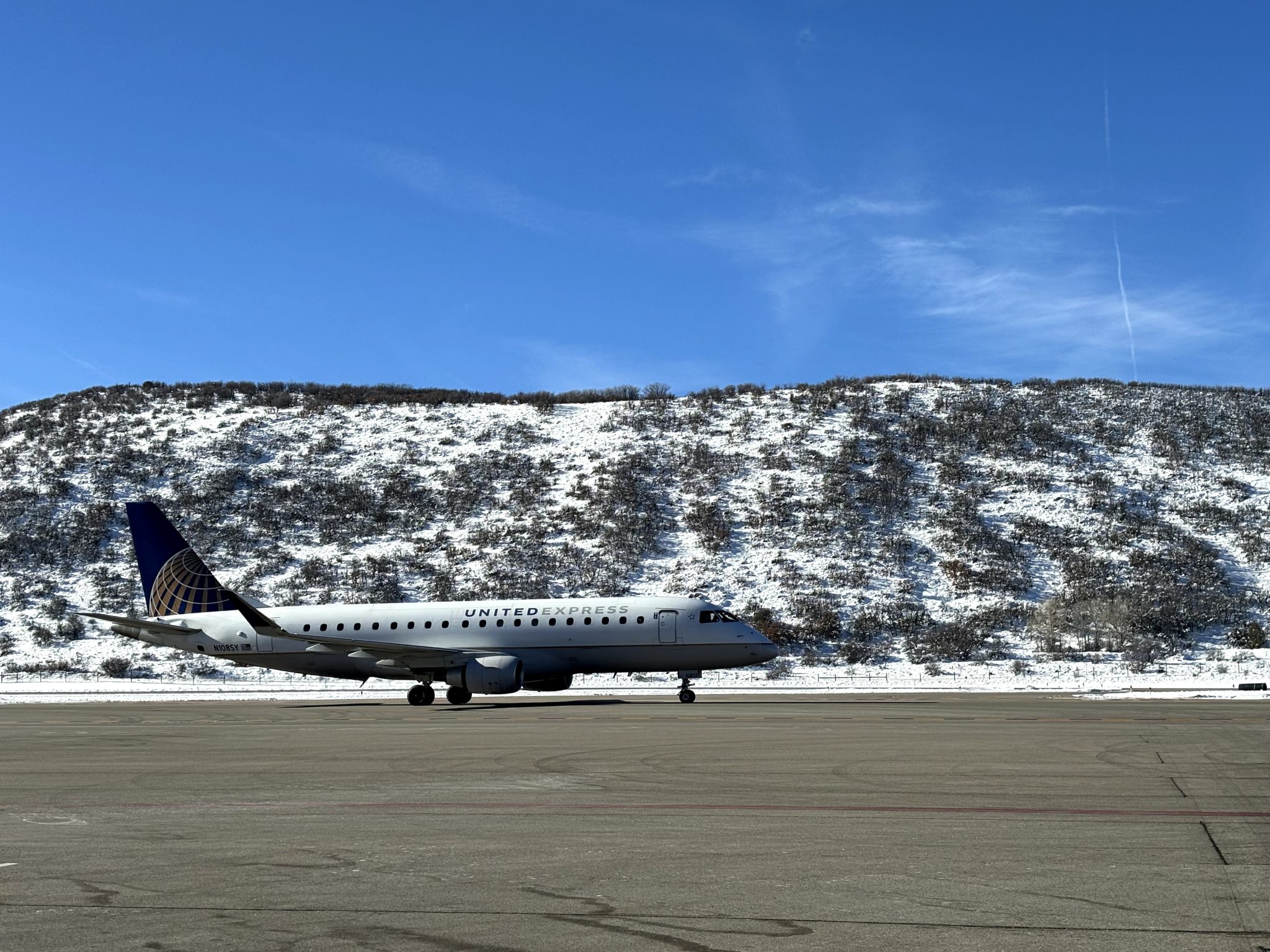 First Embraer 175 plane lands at Aspen-Pitkin County Airport ...
