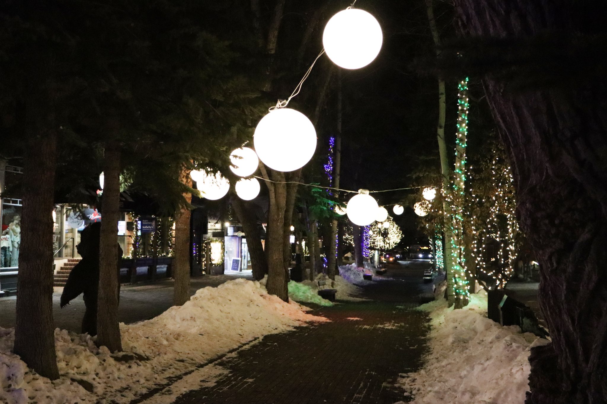 Large orbs illuminate Aspen pedestrian mall with holiday glow ...