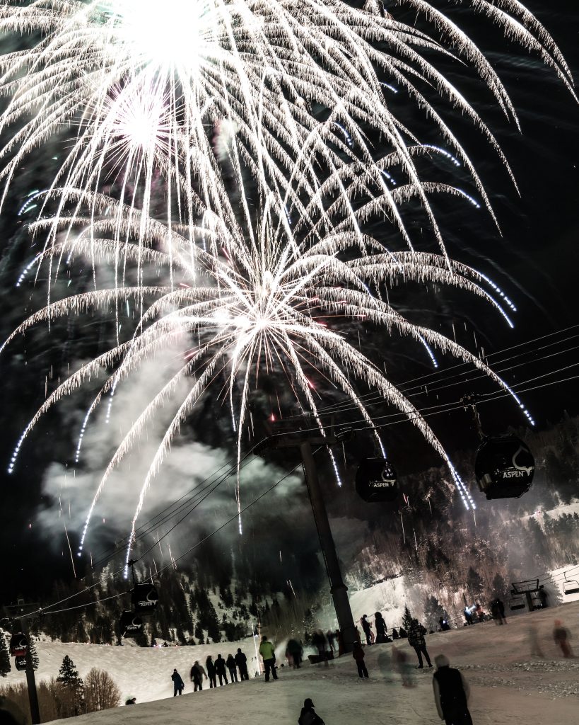PHOTOS: NYE fireworks over Aspen Mountain bring in 2025 with a bang ...