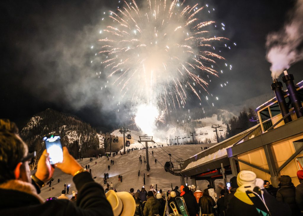 PHOTOS: NYE fireworks over Aspen Mountain bring in 2025 with a bang ...