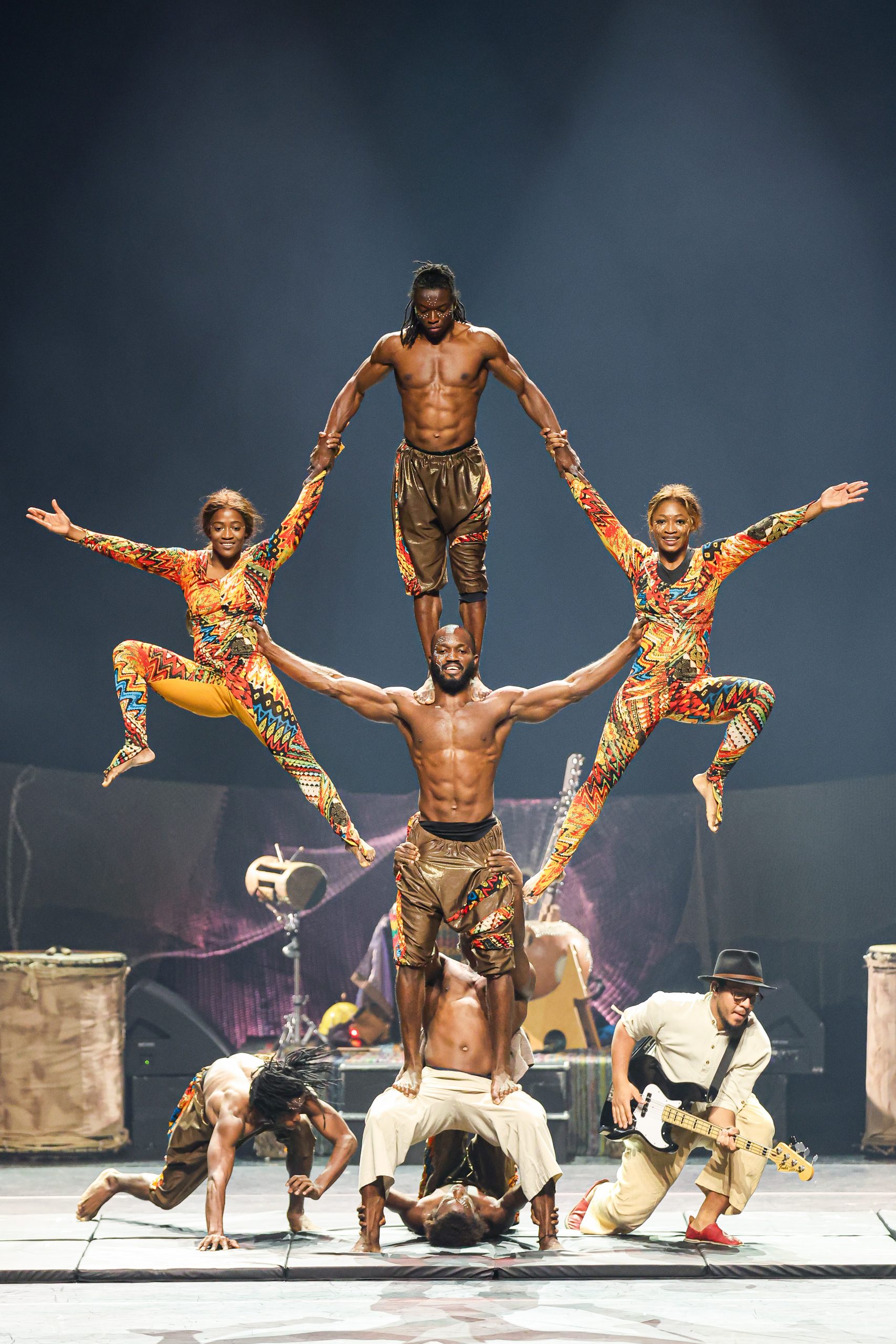 Afrique en Cirque conveys strength, agility, and joys of young Africans ...