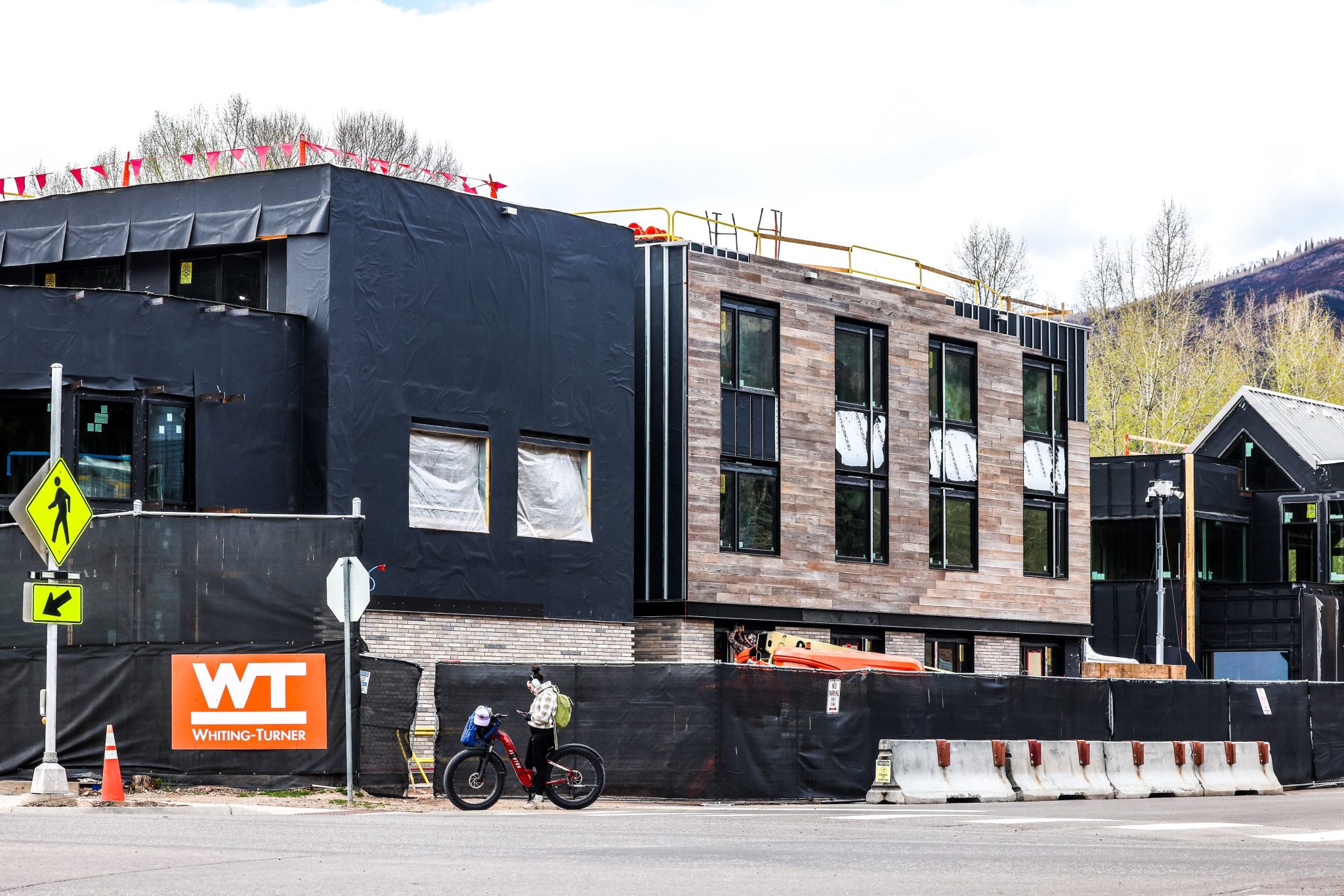 New Aspen hotel brings exclusive art, BMWs, and landscape luxury ...