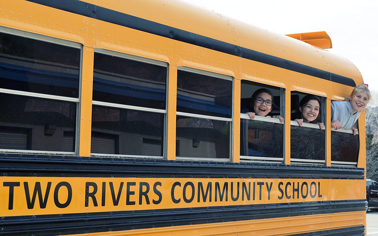 Club Rotario donates bus to Two Rivers Community School ...