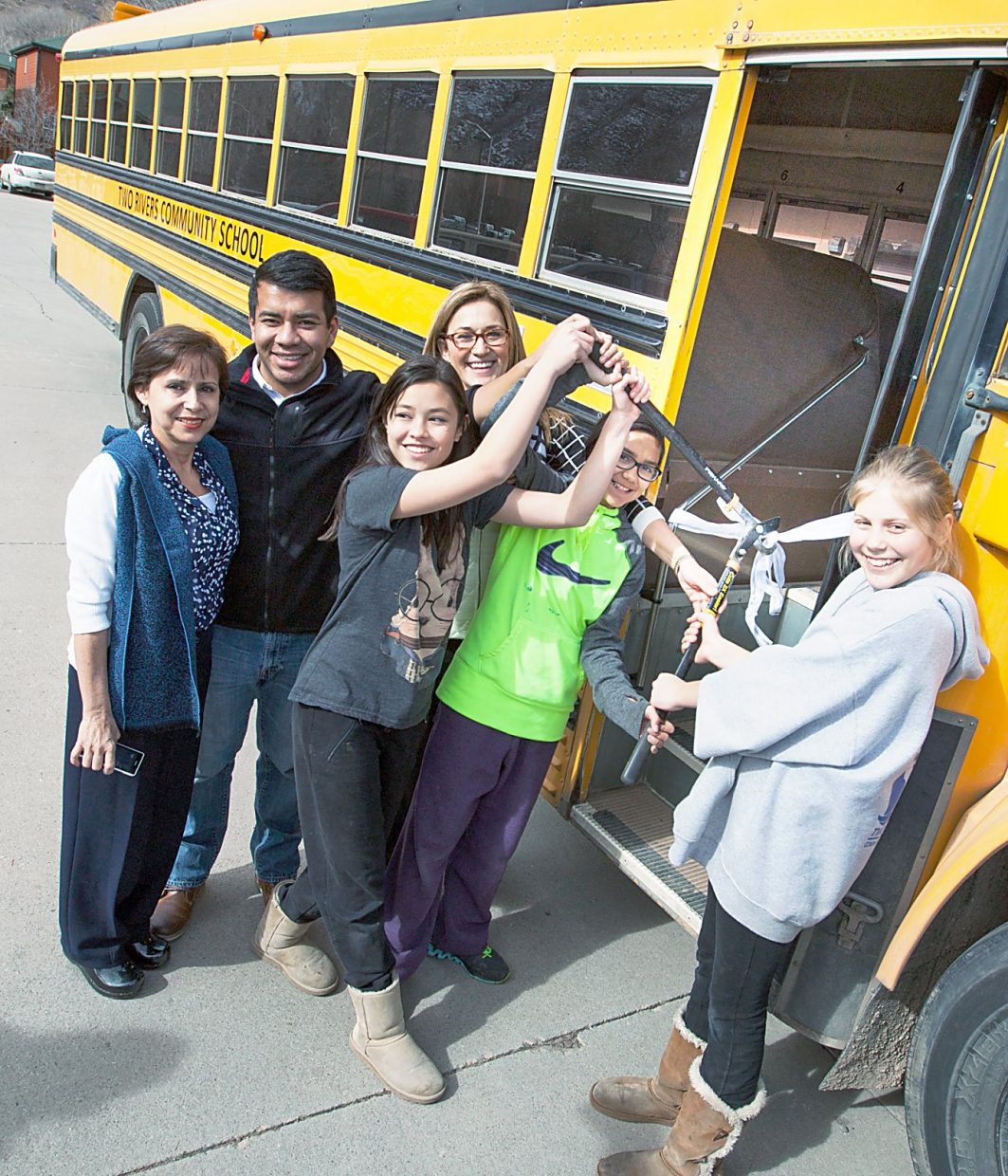 Club Rotario donates bus to Two Rivers Community School ...