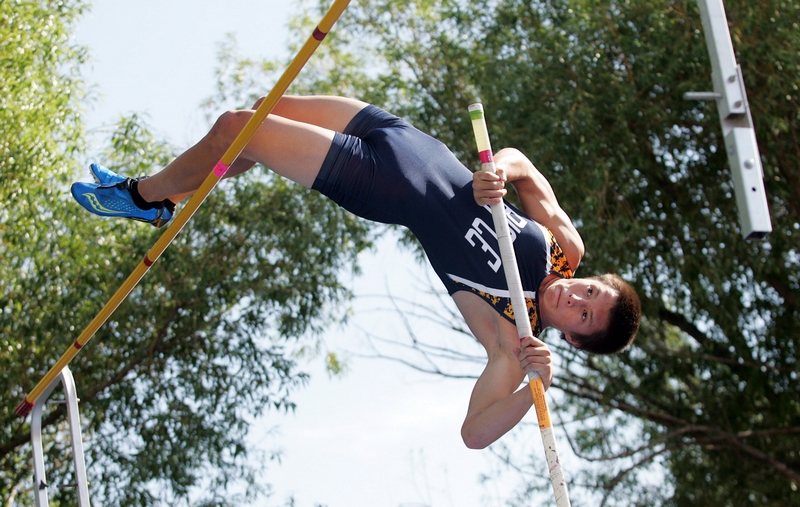 Moeller takes silver in triple jump, Kittle bronze in pole vault ...