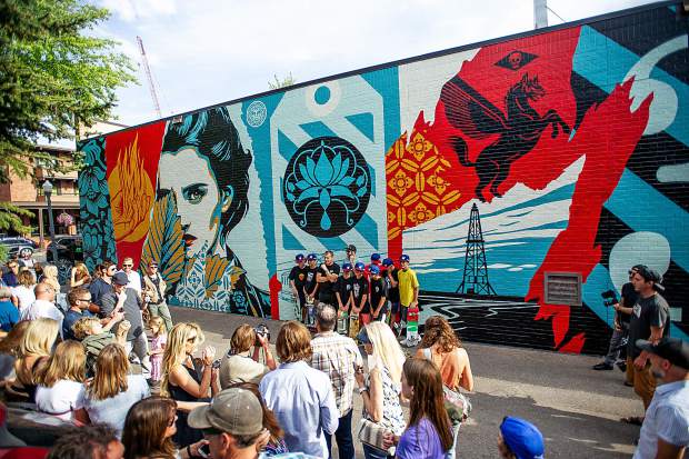 Shepard Fairey unveils ‘Ideal Power’ mural in Aspen, showcases new work ...