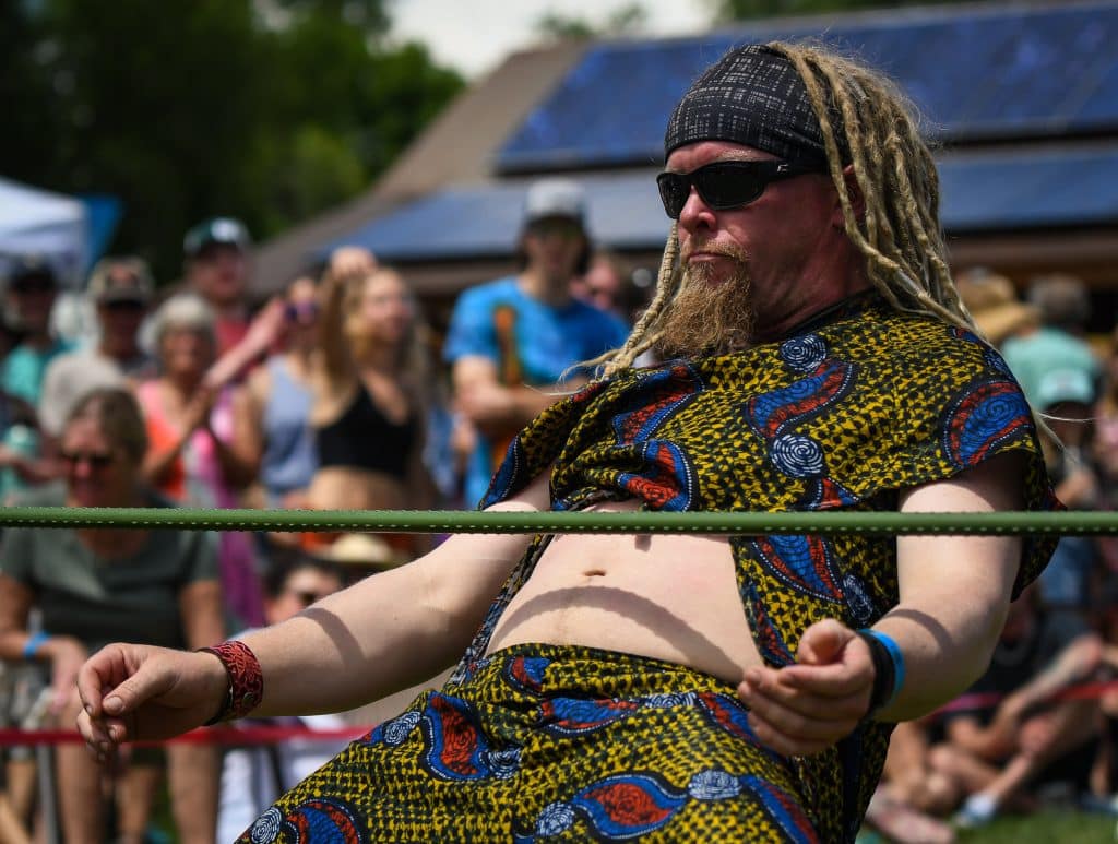 Dr. Limbo sets low standards at Carbondale Mountain Fair ...