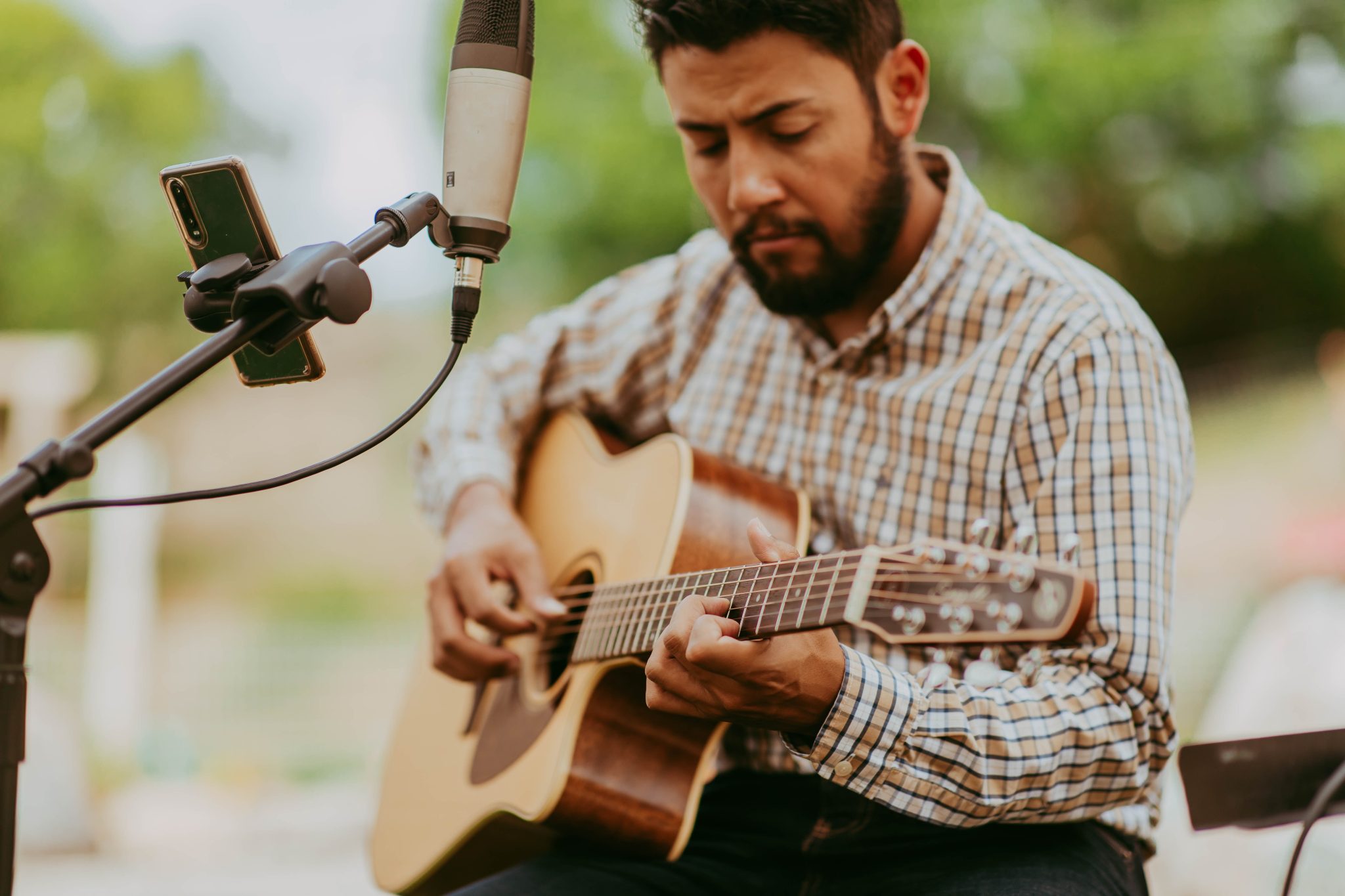 It’s the ambience: Local guitarist intertwines Mexican culture with ...