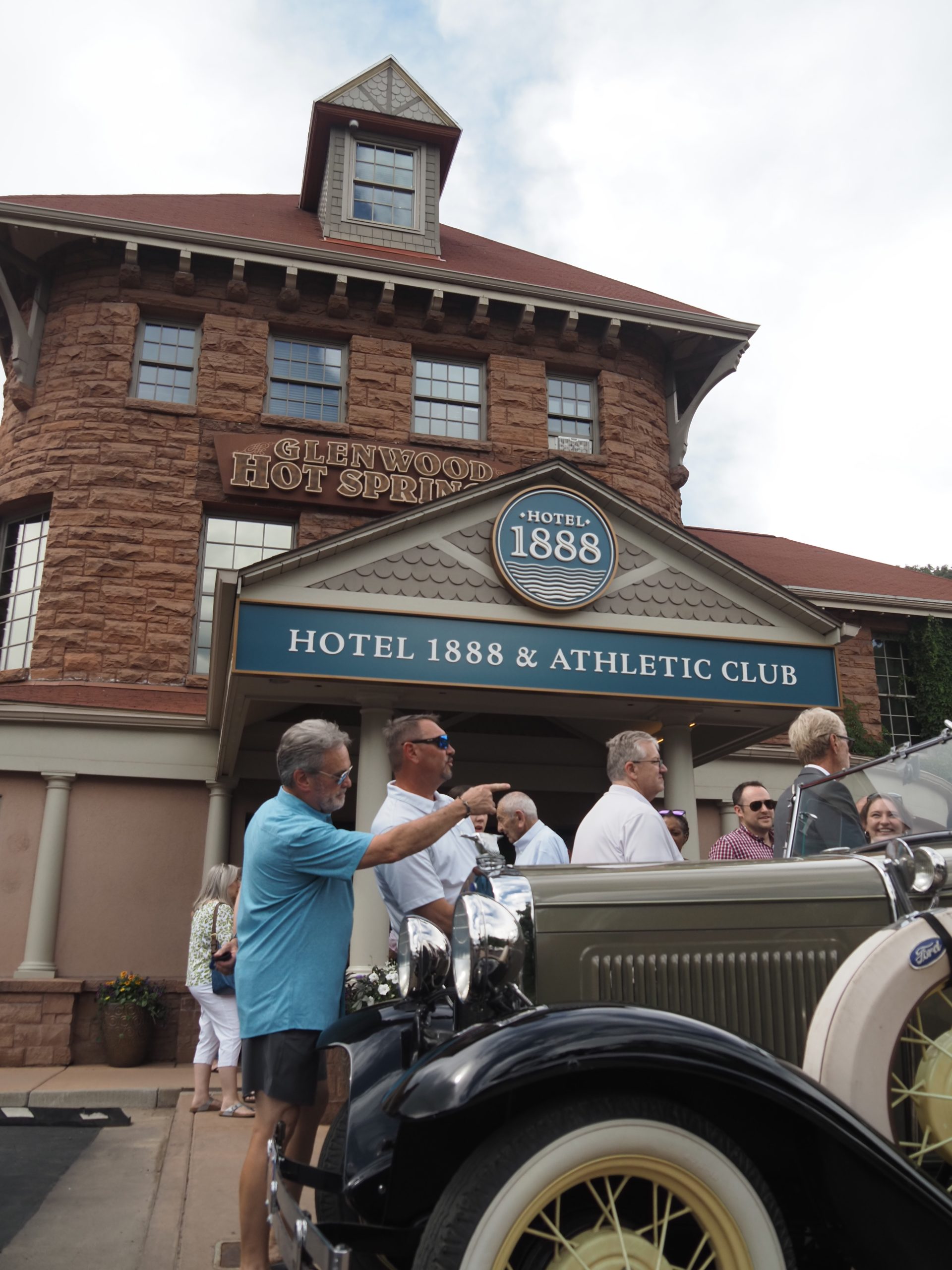 Upscale Hotel 1888 opens at Glenwood Hot Springs Resort ...
