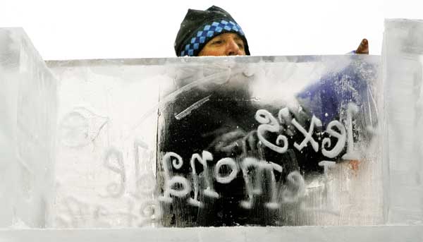Ice sculpture smashed in Vail Village | VailDaily.com