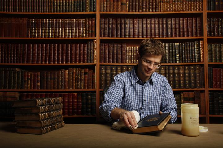 The Bookworm of Edwards hosts Thatcher Wine for home library event ...