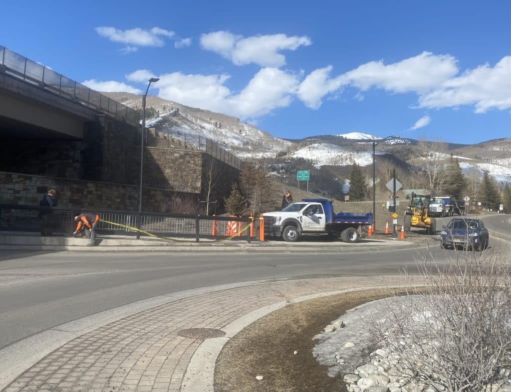 Stolen car plows through roundabout fence in Vail, driver escapes ...