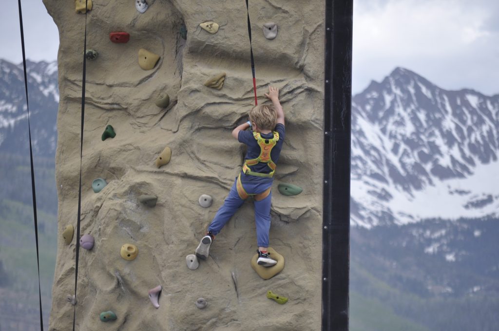 Slackline snippets, jolly jugglers and climbing kids: photos from day 2 ...