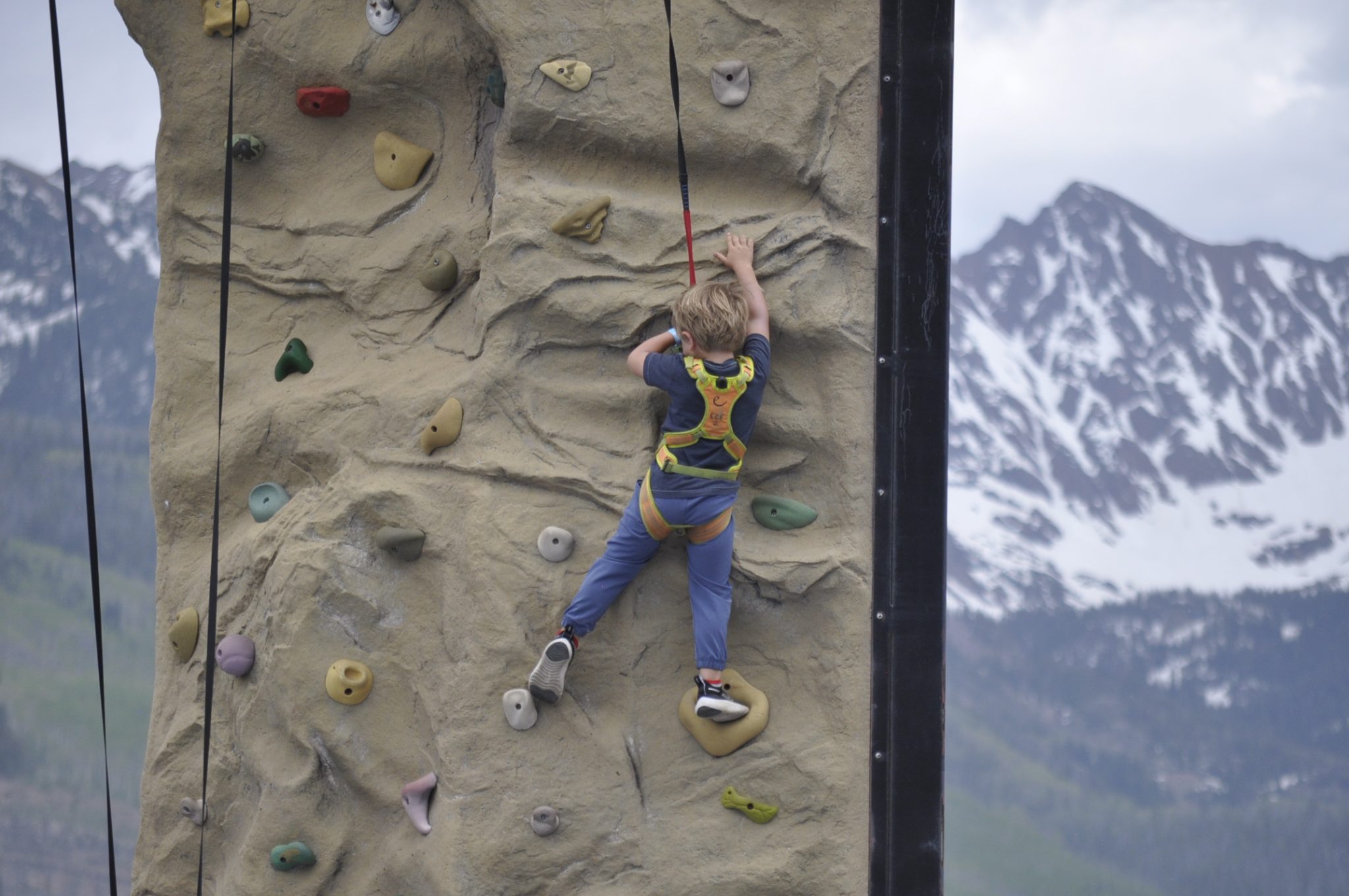 Slackline snippets, jolly jugglers and climbing kids: photos from day 2 ...