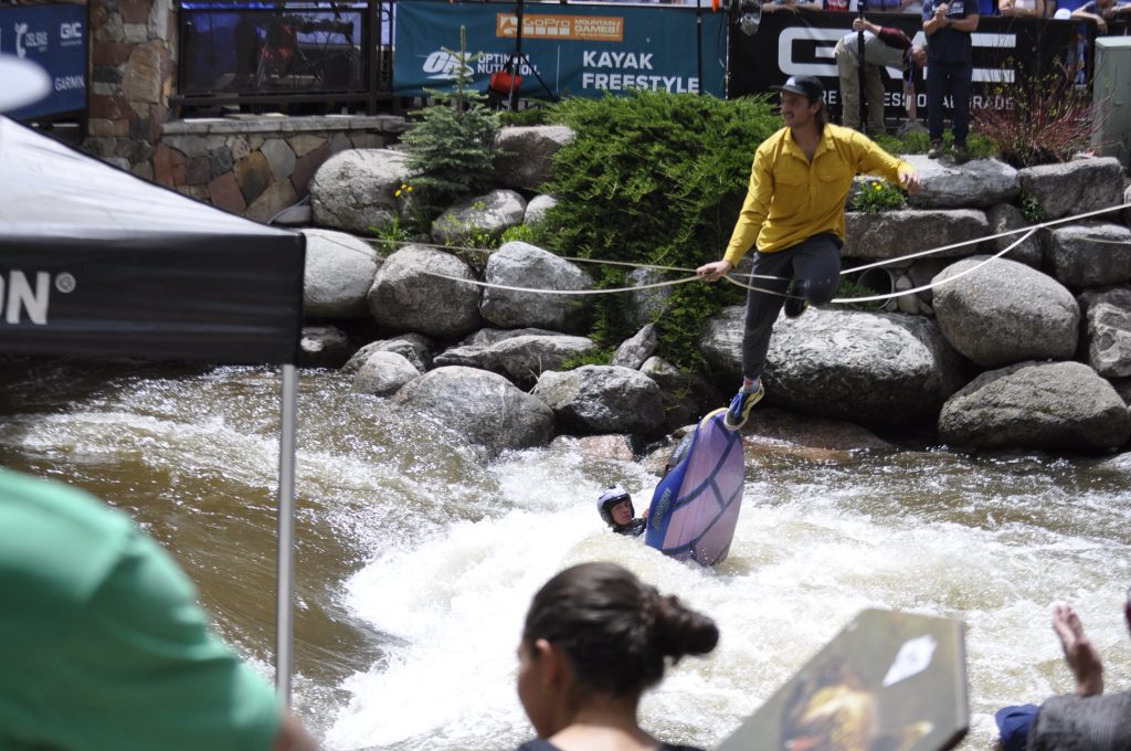 Slackline snippets, jolly jugglers and climbing kids: photos from day 2 ...