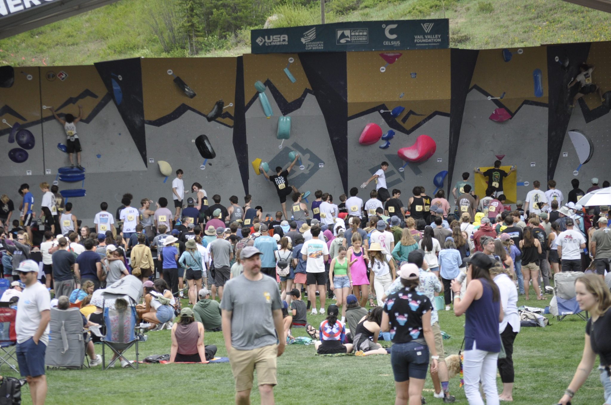 Slackline snippets, jolly jugglers and climbing kids: photos from day 2 ...