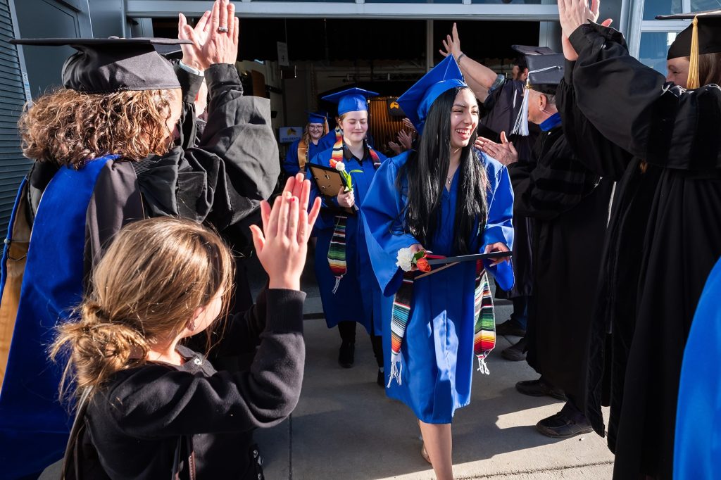 Las universidades de Colorado que atienden a los hispanos podrían ...
