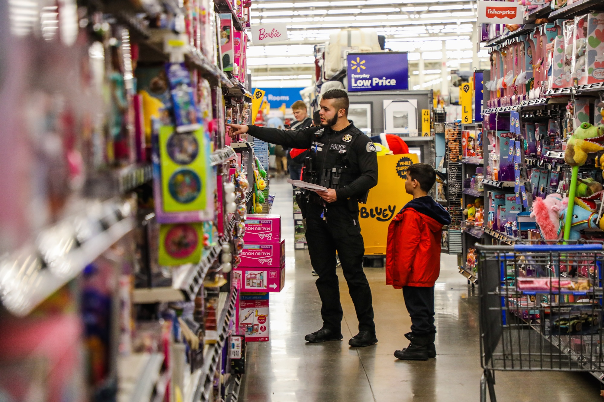 Shop with a Cop brightens the holiday season for Eagle County kids in ...