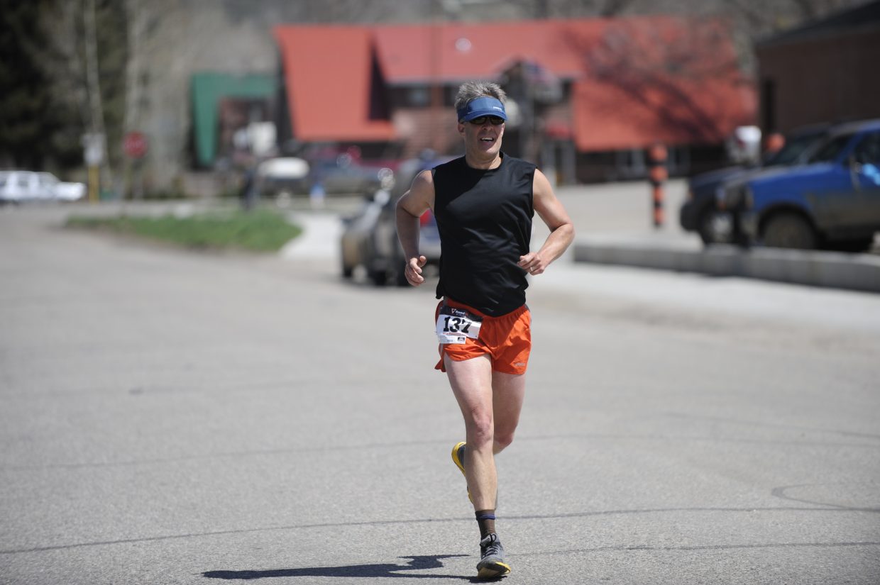 Hayden Cog Run draws crowd to season-opening Running Series event ...