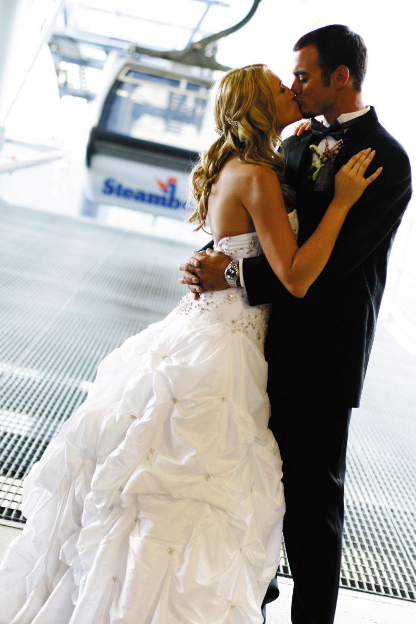 Heather Campbell and Adam Richey hold a unique, elegant wedding at ...