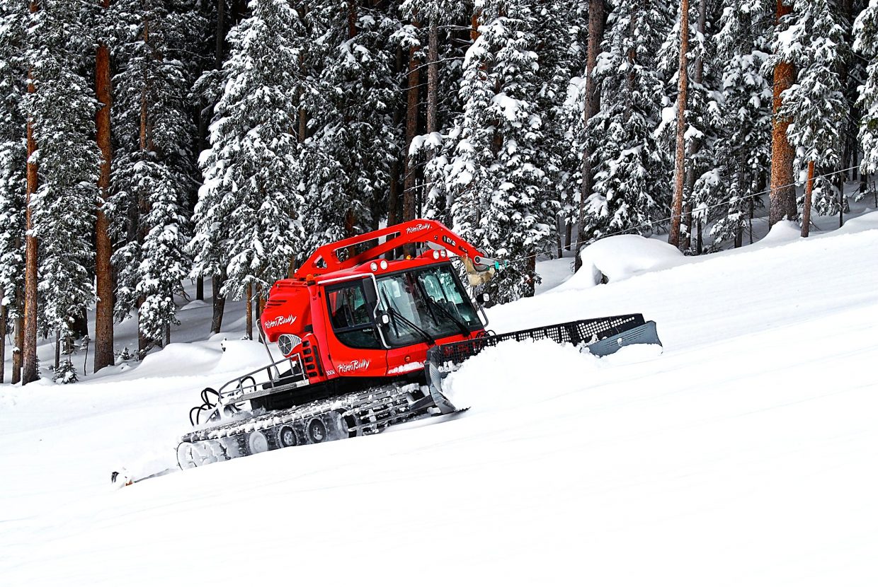 Winching snowcats pose danger to nighttime skiers | SkyHiNews.com