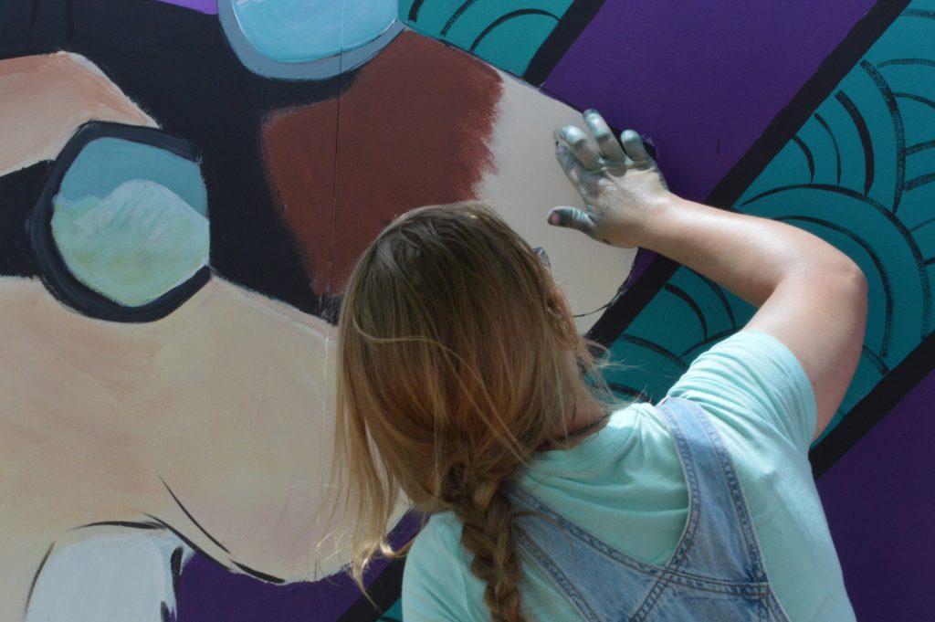 Local artist memorializes adventurous mutts in mural | SkyHiNews.com