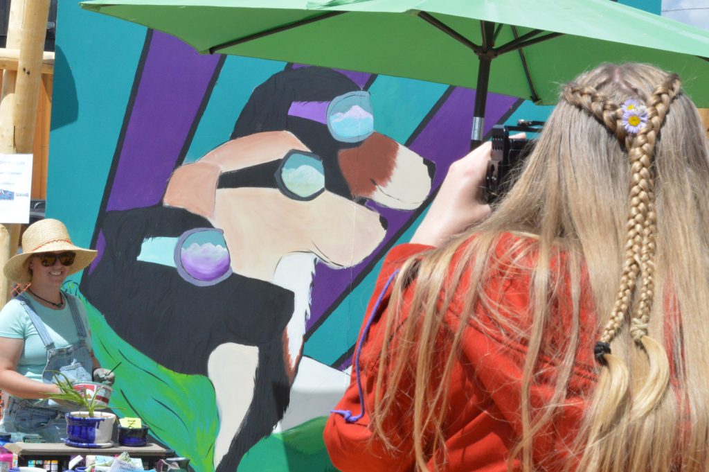 Local artist memorializes adventurous mutts in mural | SkyHiNews.com