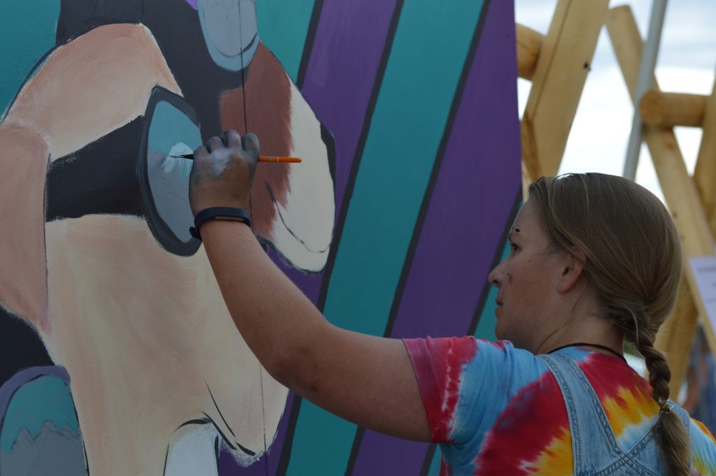 Local artist memorializes adventurous mutts in mural | SkyHiNews.com