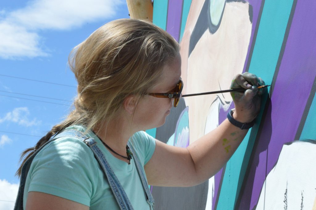 Local artist memorializes adventurous mutts in mural | SkyHiNews.com